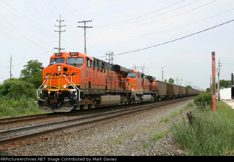 BNSF 5811 + BNSF 5333
